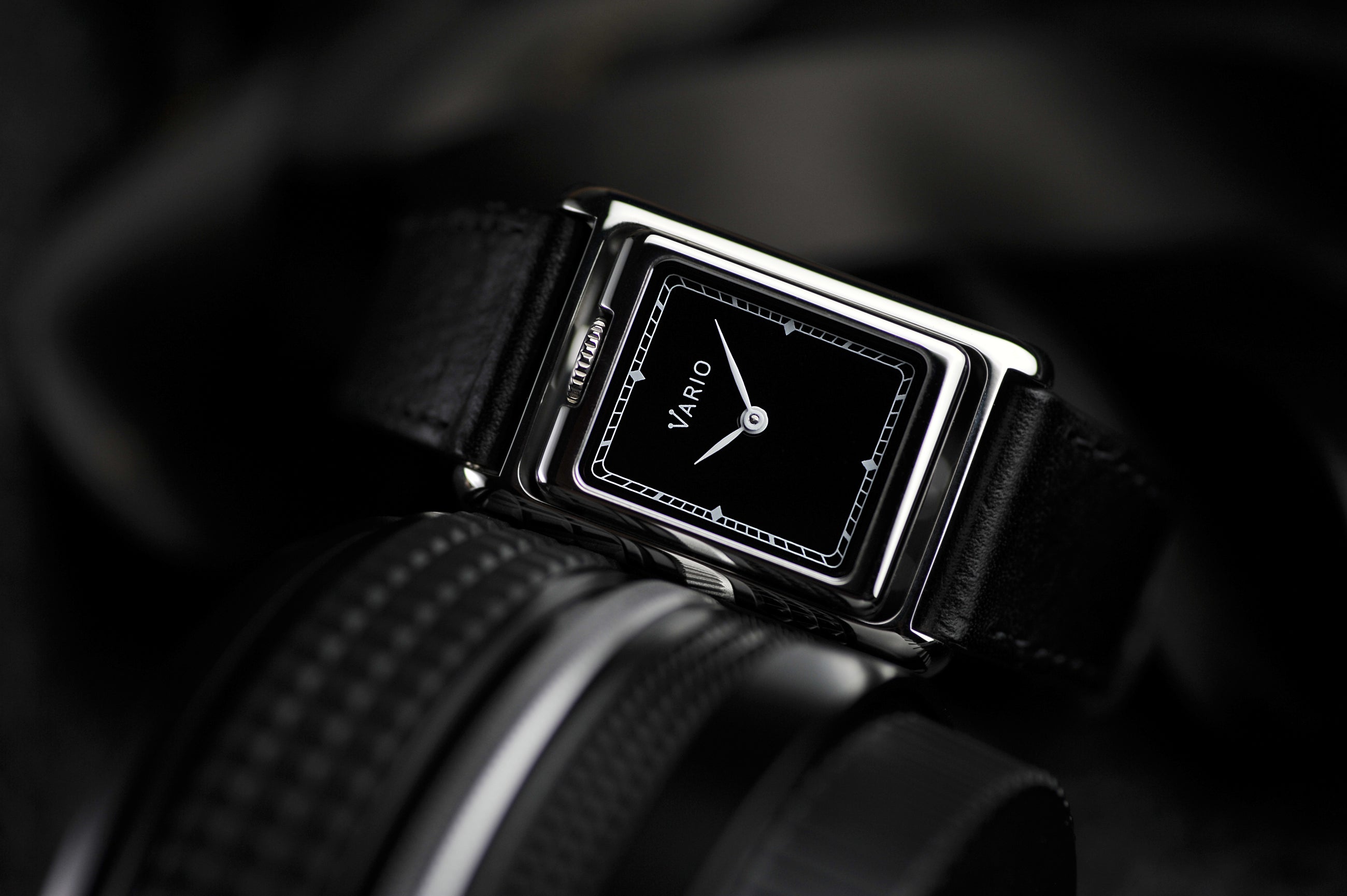Vario VERSA Reversible Dual Time Silver-Black Enamel Watch